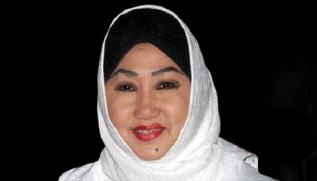 Dewi Motik Mau Nangis Lihat Baliho Cagub | tempo.co