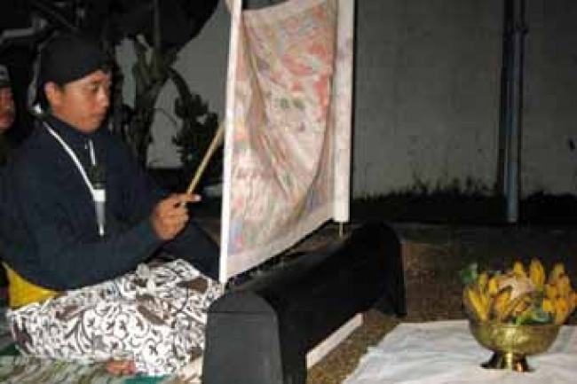 Anak Rhoma Irama Jadi Dalang Wayang Beber | tempo.co