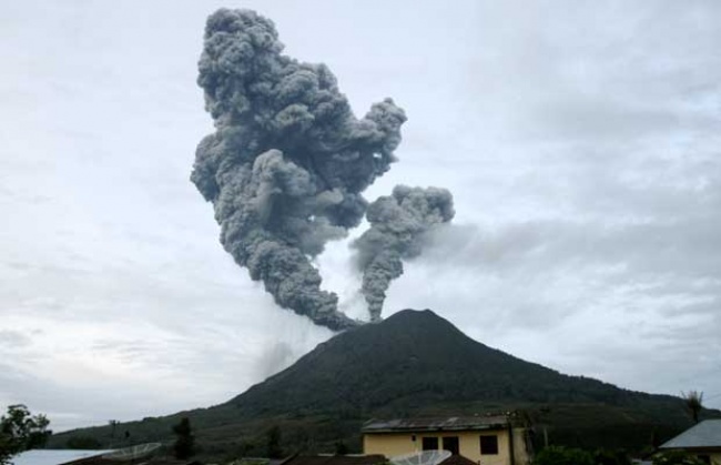 Intensitas Letusan Sinabung Belum Turun | tempo.co