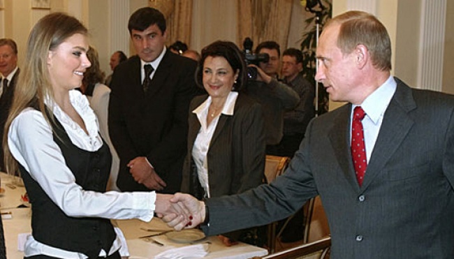 Pacar Putin Tampil di Sampul Majalah Vogue Rusia | tempo.co