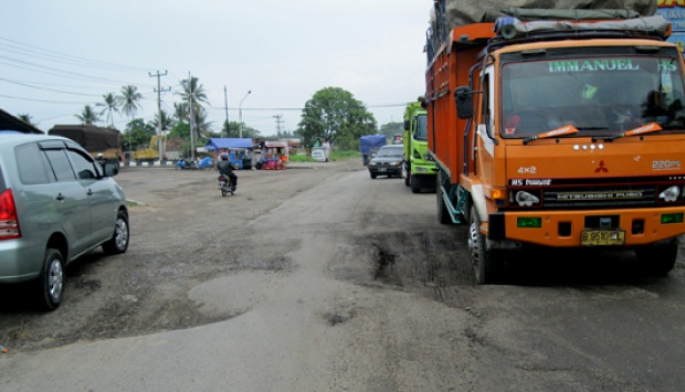 Jalan Lintas Timur Sumatera Terancam Putus - Nasional Tempo.co