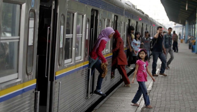 Commuter Line Resmi Beroperasi | tempo.co