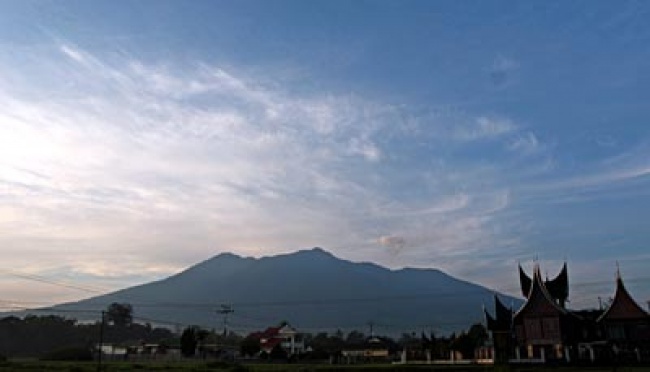 Tahun Baru, Jalur Pendakian Gunung Marapi Batusangkar Ditutup | tempo.co