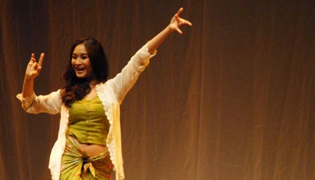Happy Salma Lagi Jadi Sutradara Keroyokan | tempo.co
