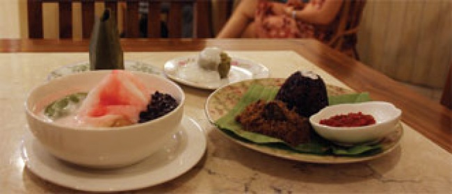 Borongko, Seruni, dan Ketan Item dari Toko Mama | tempo.co