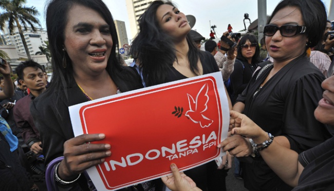 Ormas Bubarkan Kontes Waria | tempo.co