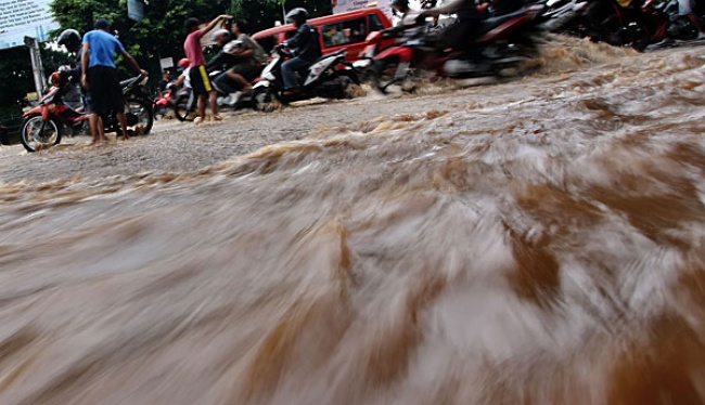 Tanggul Pintu Air Kali Hek Kramat Jati Jebol | tempo.co