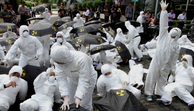 Greenpeace Menggelar Demo Anti Nuklir | tempo.co