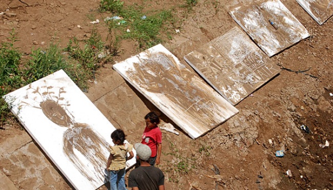 Tisna Sanjaya Melukis Menggunakan Lumpur Citarum | tempo.co