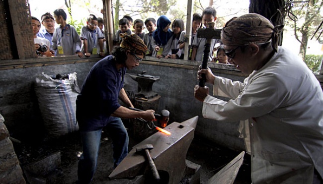 Menempa Besi Menjadi Kujang | tempo.co