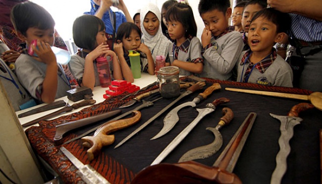 Menempa Besi Menjadi Kujang | tempo.co