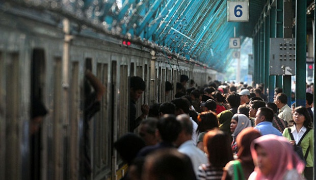 Commuter Line Passenger Numbers Surge - En.tempo.co