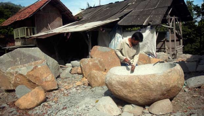 Pemahat Batu Citatah Kesulitan Bahan Baku | tempo.co