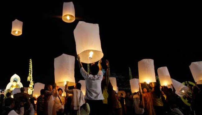 Ribuan Lampion Terangi Langit Borobudur | tempo.co