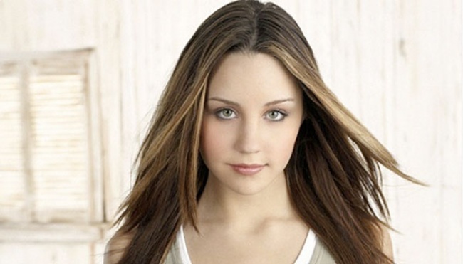 Mengenal Operasi Blepharoplasty yang Dilakukan Amanda Bynes | tempo.co