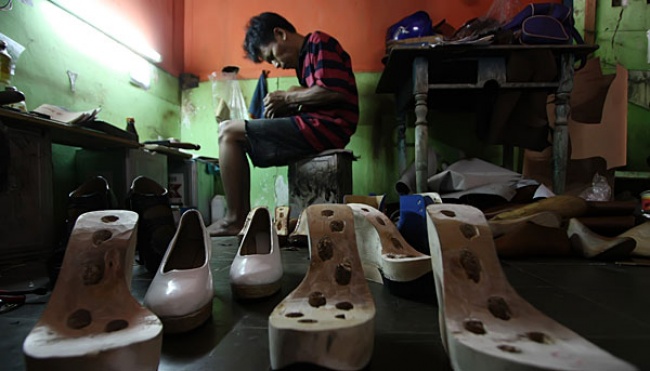 Pengusaha Sepatu Pasrah, Pabriknya Gulung Tikar | tempo.co