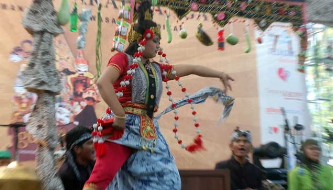 Pak Raden Mendalang di Gunungan International Mask and Puppets Festival ...