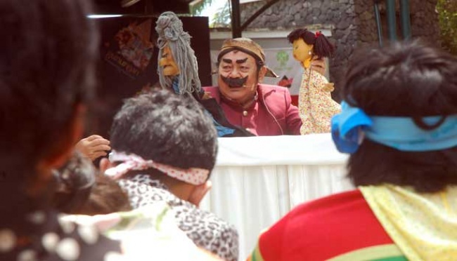 Pak Raden Mendalang di Gunungan International Mask and Puppets Festival ...