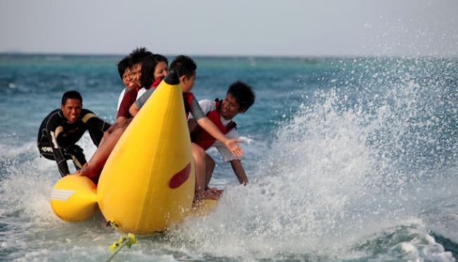 Asyiknya Bermain Olah Raga Air di Pulau Tidung | tempo.co