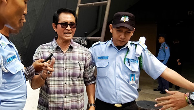 Pong Hardjatmo Kembali Panjat Atap Gedung DPR | tempo.co