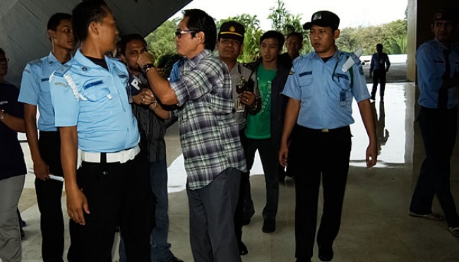 Pong Hardjatmo Kembali Panjat Atap Gedung DPR | tempo.co