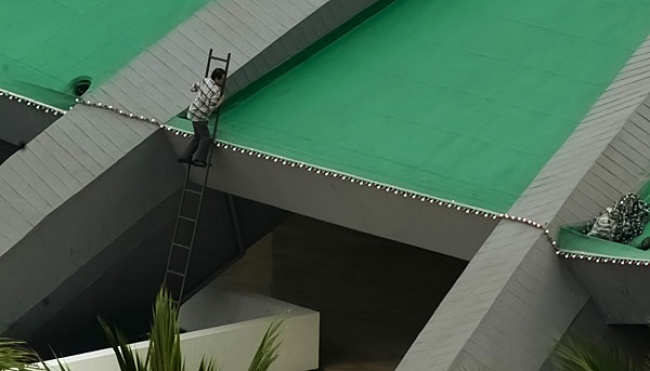 Pong Hardjatmo Kembali Panjat Atap Gedung DPR | tempo.co