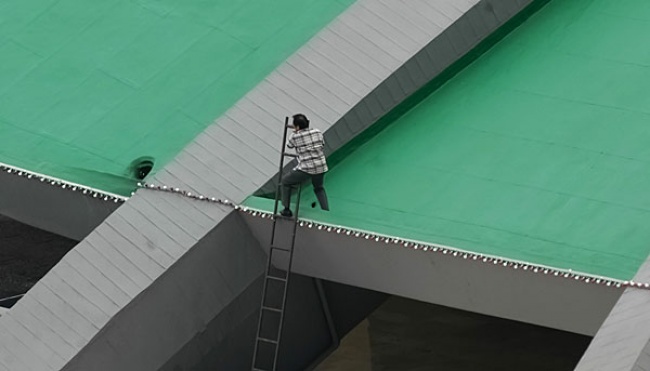 Pong Hardjatmo Kembali Panjat Atap Gedung DPR | tempo.co