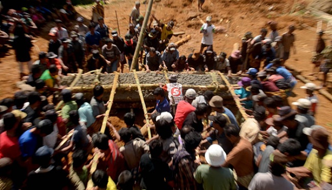 Upacara Tarik Batu di Toraja | tempo.co
