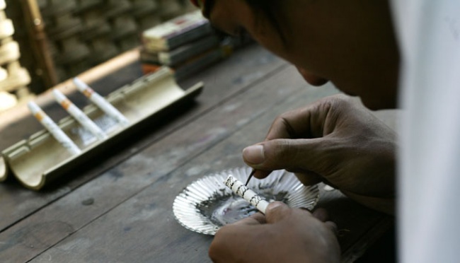 Ketika Sebatang Rokok Menjadi Bahan Membatik | tempo.co