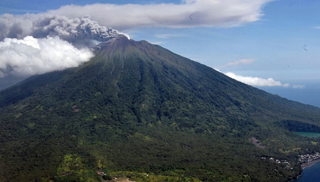 Aktivitas Gunung Gamalama Meningkat, Status Tetap Waspada | tempo.co