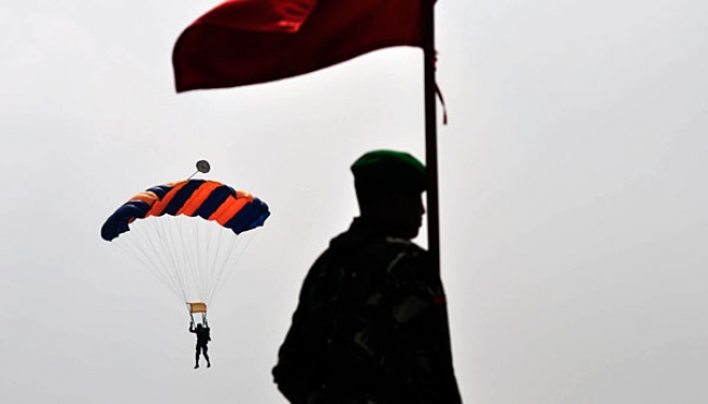 Penerjun Payung Tersangkut Saat Atraksi HUT TNI | tempo.co