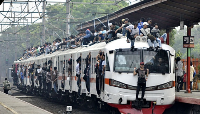 Hari Ini Operasi Penertiban Penumpang Atap Kereta | tempo.co