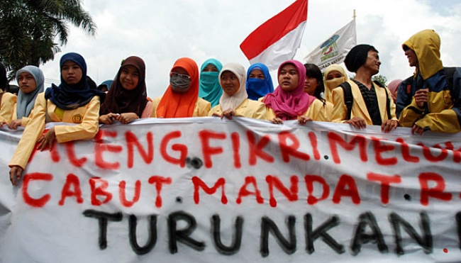 Bupati Garut Aceng Fikri terus Didemo | tempo.co