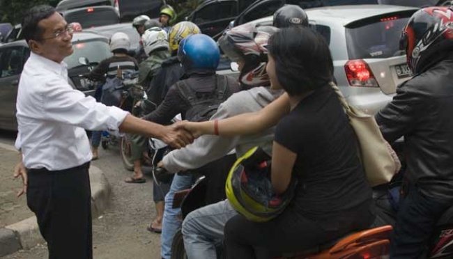 Sehari Bersama Menteri Urakan Dahlan Iskan | tempo.co