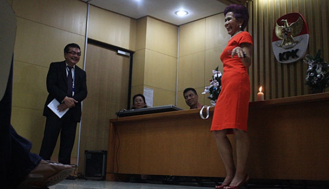 Miranda Goeltom Natalan di KPK | tempo.co