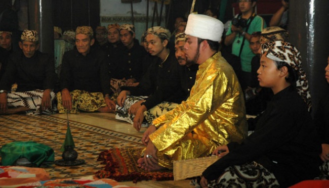 1 Muharram, Keraton Kanoman Menggelar Pembacaan Babad Cirebon | tempo.co