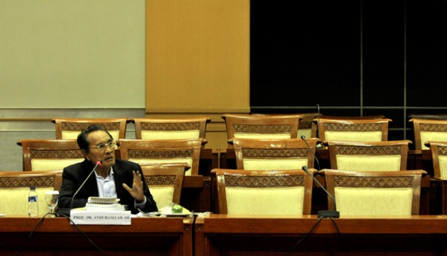 Dituding Lemahkan KPK, Andi Hamzah: Baca Lagi Draf | tempo.co