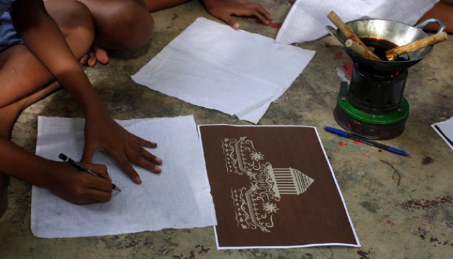 Melihat Sejumlah Anak Belajar Membuat Batik Khas Tangerang | tempo.co