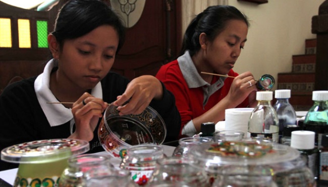 Kaca Bekas Disulap Menjadi Kerajinan Bernilai Tinggi | tempo.co