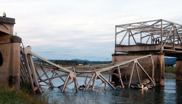 A Bridge in Washington Collapsed, Sending Cars into Water - ASEAN En ...