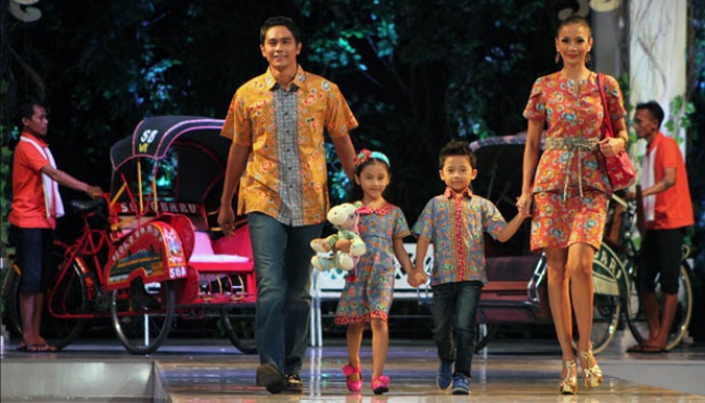 Kreasi Busana Musim Semi Khas Batik Keris | tempo.co