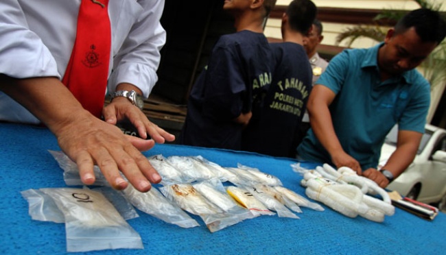 Kurir Narkoba Ditangkap, Polisi Sita 20 Ribu Pil Happy Five | tempo.co