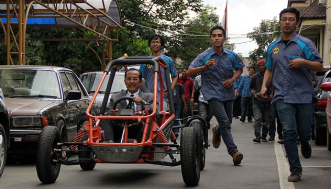 Universitas Pasundan Luncurkan Mobil Listrik | tempo.co
