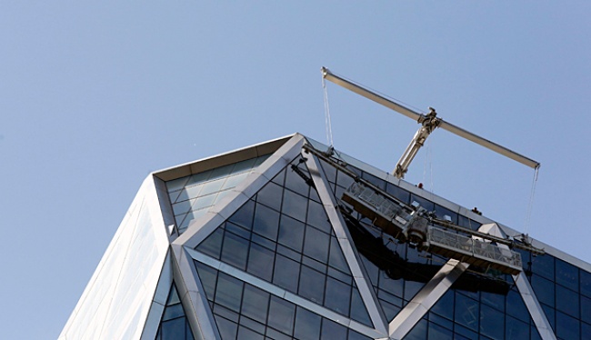 Gondola Rusak, Dua Pekerja Terjebak di Ketinggian 183 Meter | tempo.co