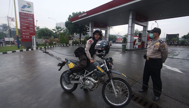 Police, Army Help Secure Pertamina Assets - En.tempo.co