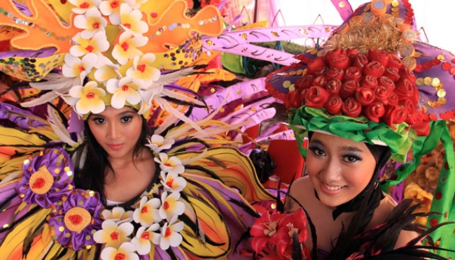 Warna-warni Kostum Bunga dalam Malang Flower Carnival | tempo.co