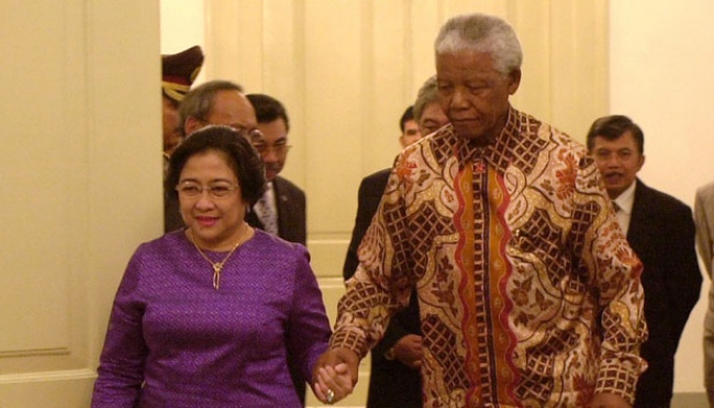 Warna-warni Kemeja Batik Nelson Mandela | tempo.co
