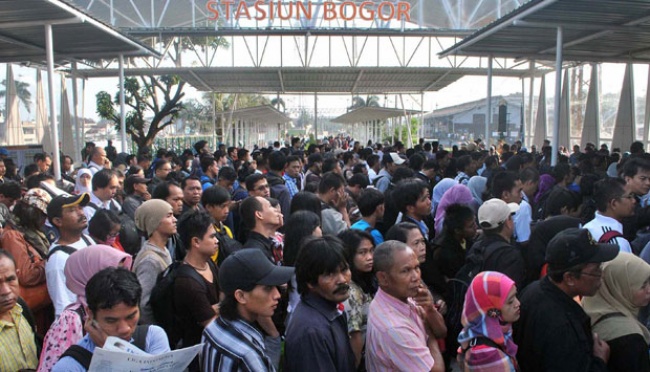 Antrian Penumpang di Hari Pertama Tarif Progresif KRL | tempo.co