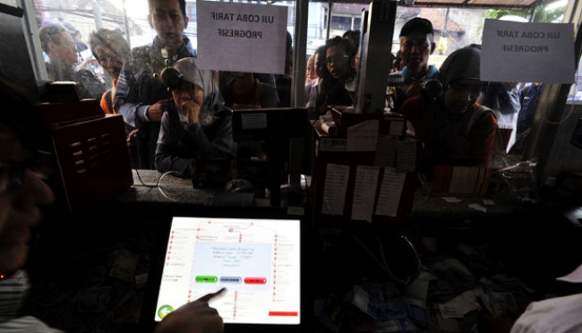 Antrian Penumpang di Hari Pertama Tarif Progresif KRL | tempo.co
