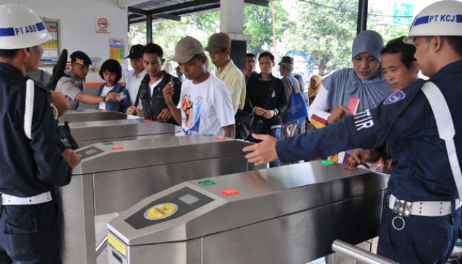 Antrian Penumpang di Hari Pertama Tarif Progresif KRL | tempo.co